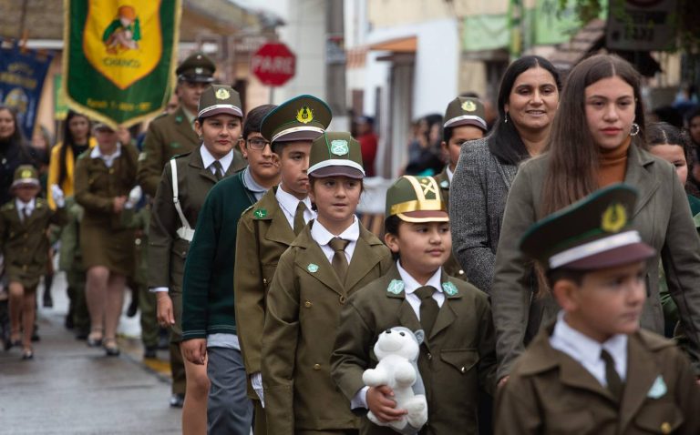 Chanco homenajeó a Carabineros con emotivo desfile escolar y ...